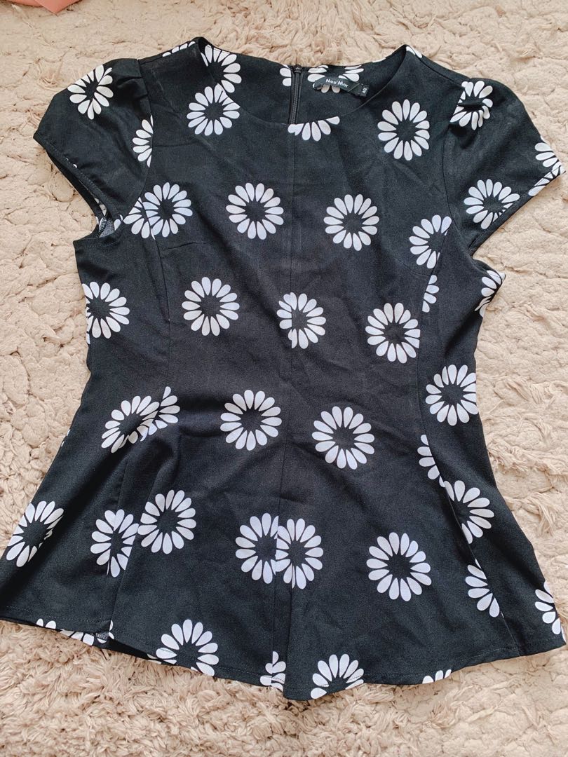 Flower Top, Fesyen Wanita, Pakaian Wanita, Atasan di Carousell