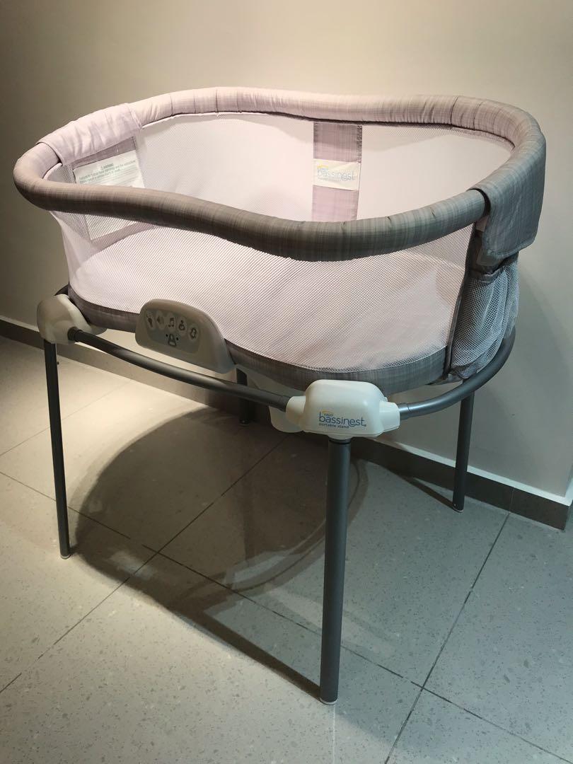 Halo Bassinest Luxe Plus Swivel Sleeper baby cot bassinet, Babies ...