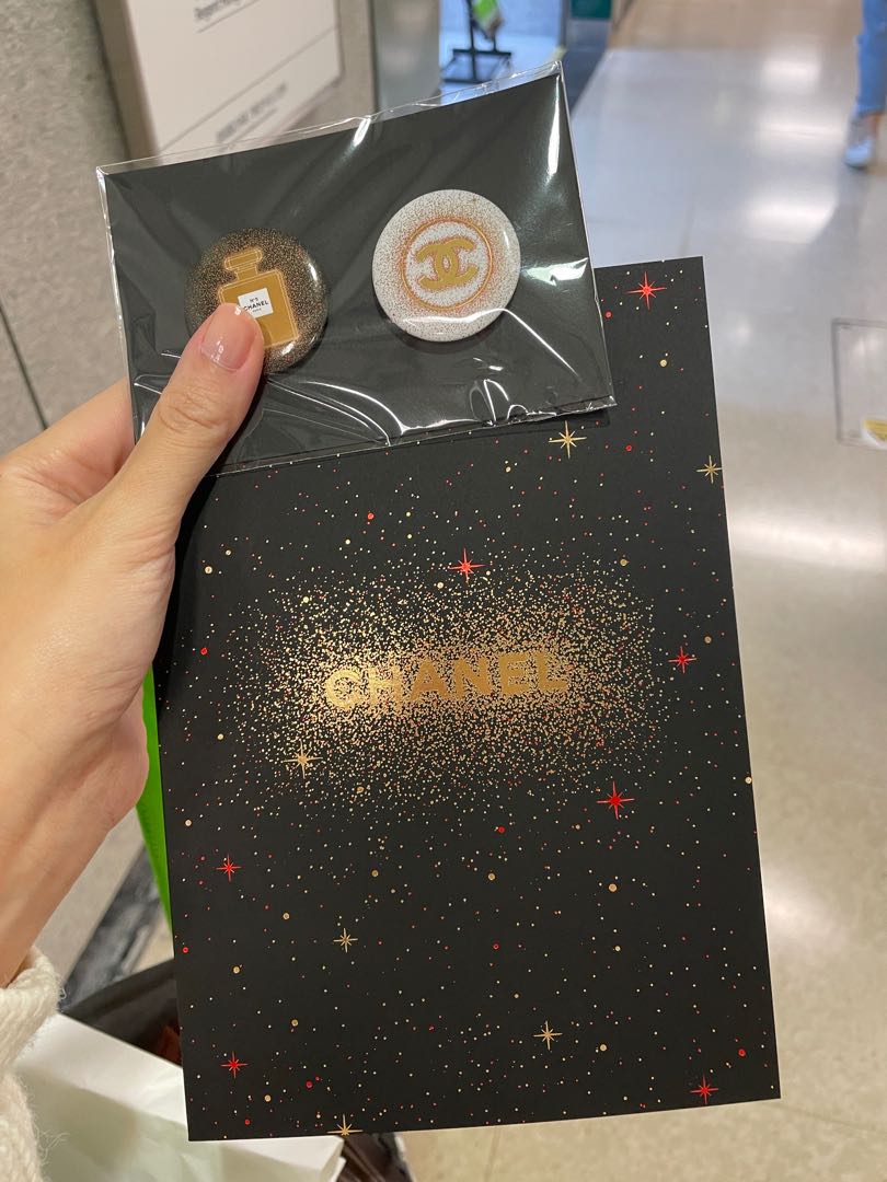 Chanel beauty vip gift card and pin, 女裝, 手錶及配件, 其他飾物 - Carousell