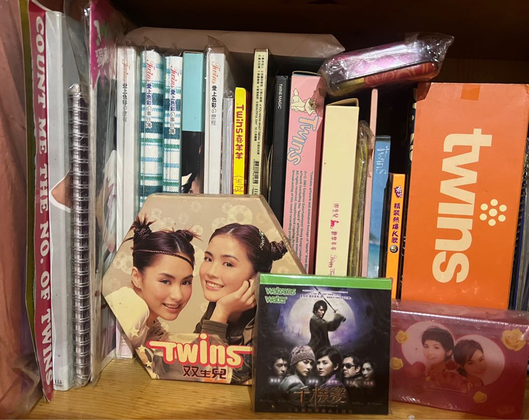 Twins 全盛時期 CD及寫真 （部分連簽名）香港正品 店舖播背景歌 懷舊 賀年歌, 興趣及遊戲, 音樂、樂器 & 配件, 音樂與媒體 ...