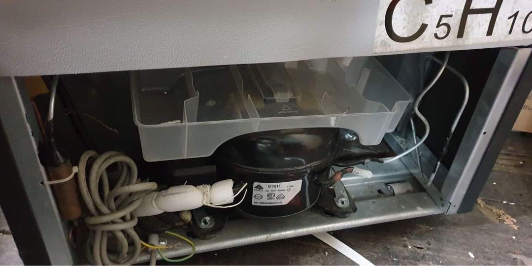 Eureka 6 cubic refrigerator mall display pull out, Community on Carousell