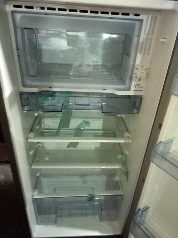 Eureka 6 cubic refrigerator mall display pull out, Community on Carousell