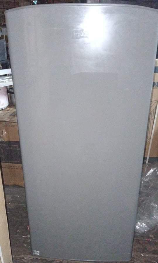 Eureka 6 cubic refrigerator mall display pull out, Community on Carousell