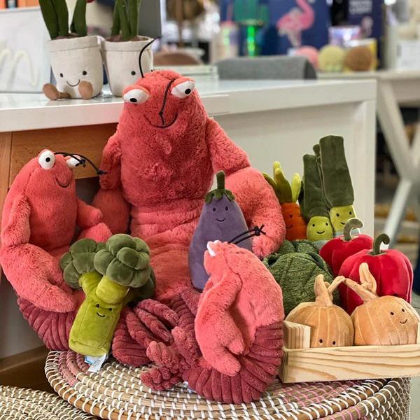 JELLYCAT Larry Lobster 龍蝦公仔 (20cm), 興趣及遊戲, 玩具 & 遊戲類 - Carousell
