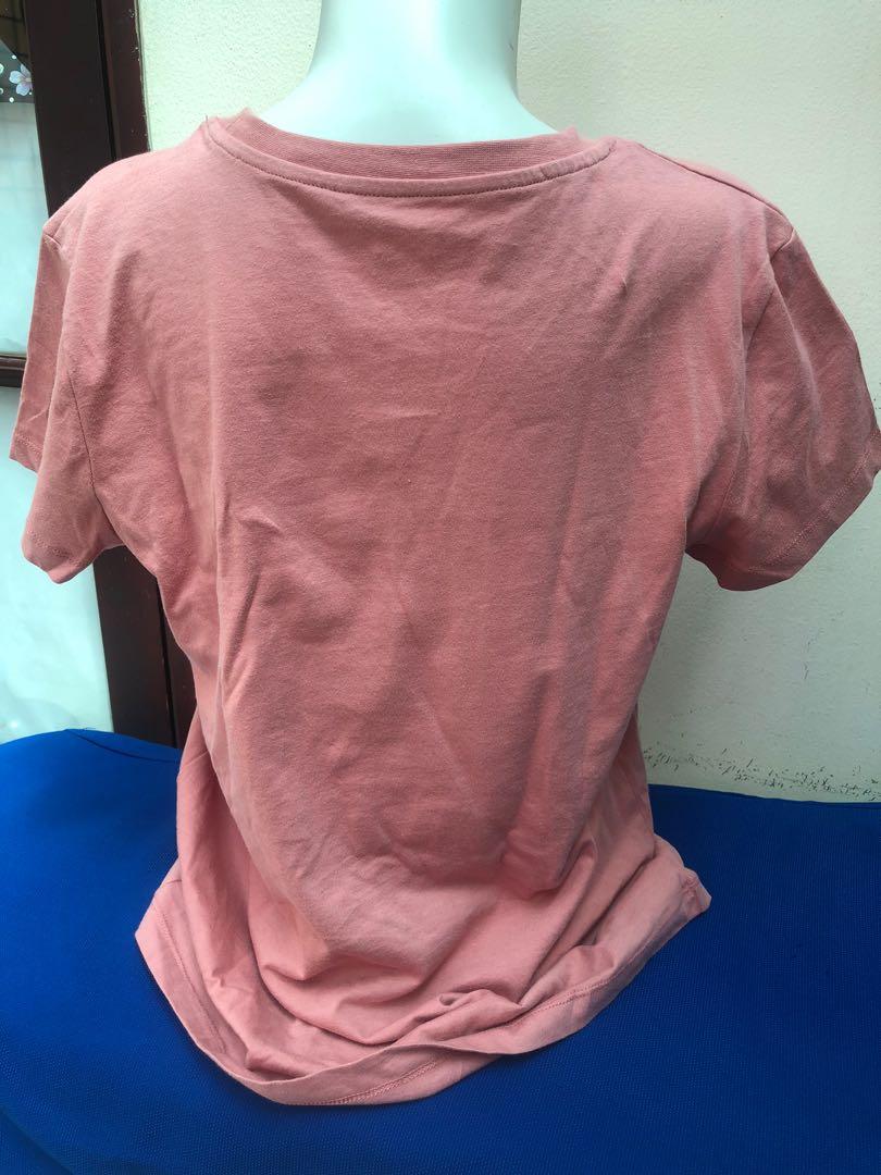 Kaos pink pushia conextio, Fesyen Wanita, Pakaian Wanita, Atasan di ...
