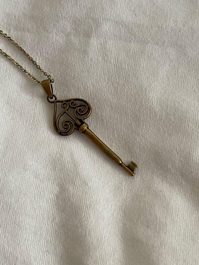 Taylor Swift Key Vault Necklace (RUSH), Hobbies & Toys, Memorabilia ...