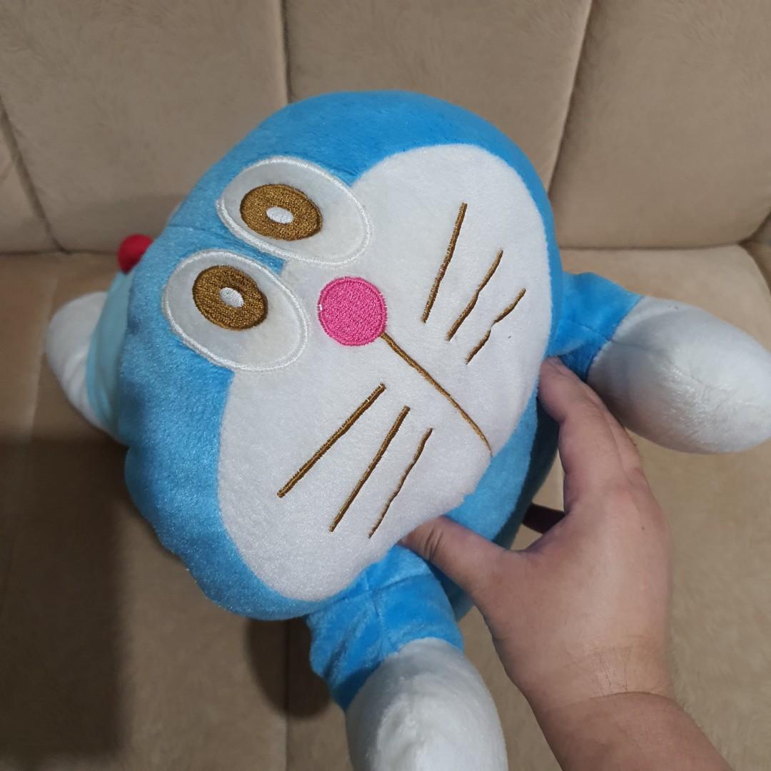boneka doraemon guling