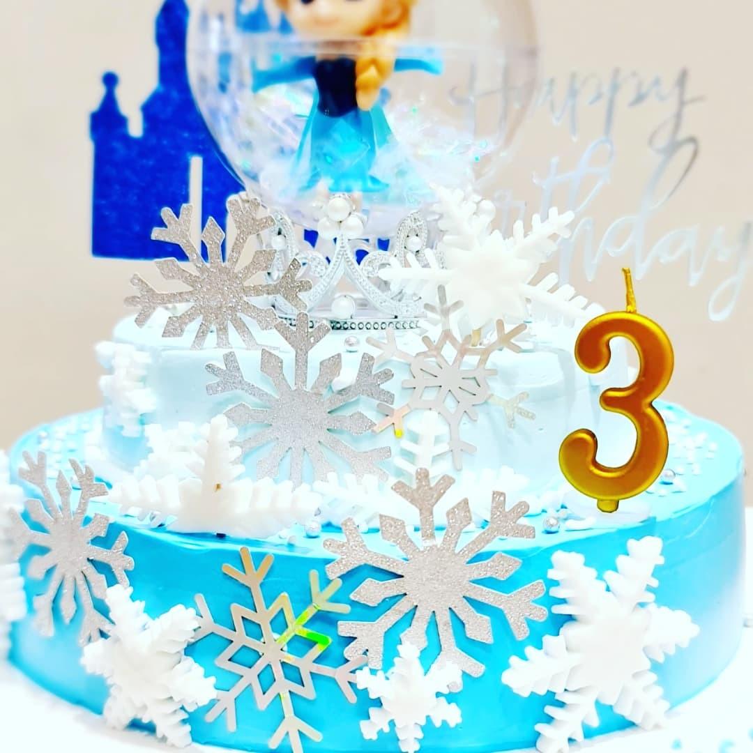 2 tier Elsa frozen cake, Food & Drinks, Homemade Bakes on Carousell