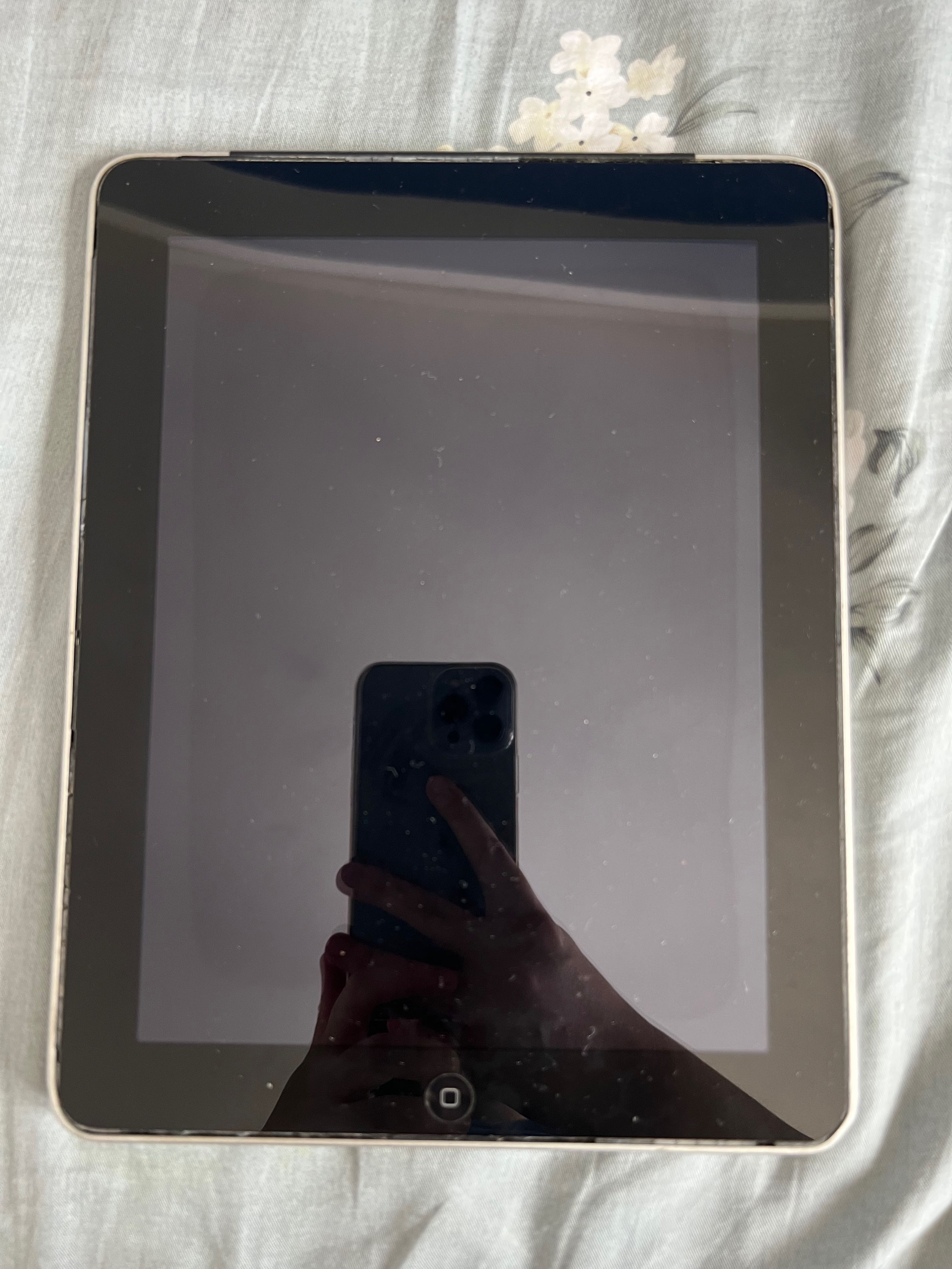 ipad 1st gen, Mobile Phones & Gadgets, Tablets, iPad on Carousell