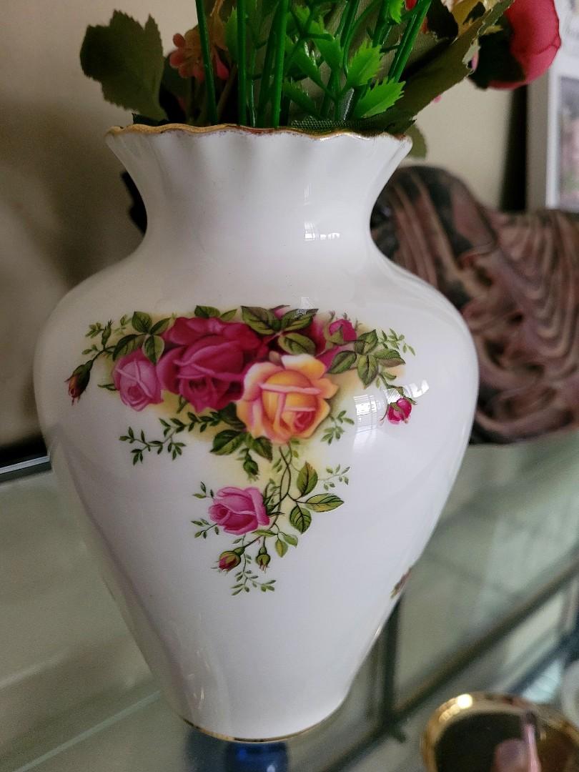 ROYAL ALBERT OCR Vase, Hobbies & Toys, Memorabilia & Collectibles ...