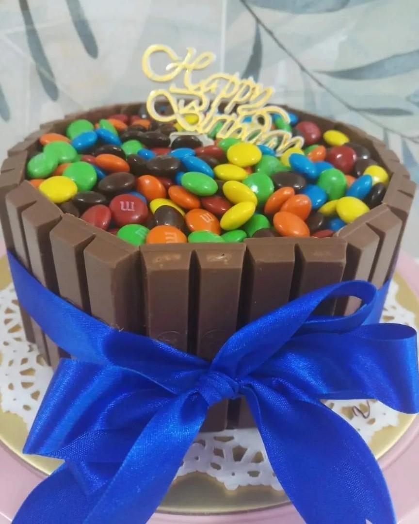 6" Kitkat & MnM Chocolate Cake, Food & Drinks, Homemade Bakes on Carousell
