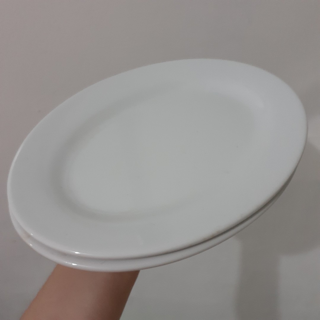 2 Piring kaca tebal putih oval, Kitchen & Appliances di Carousell