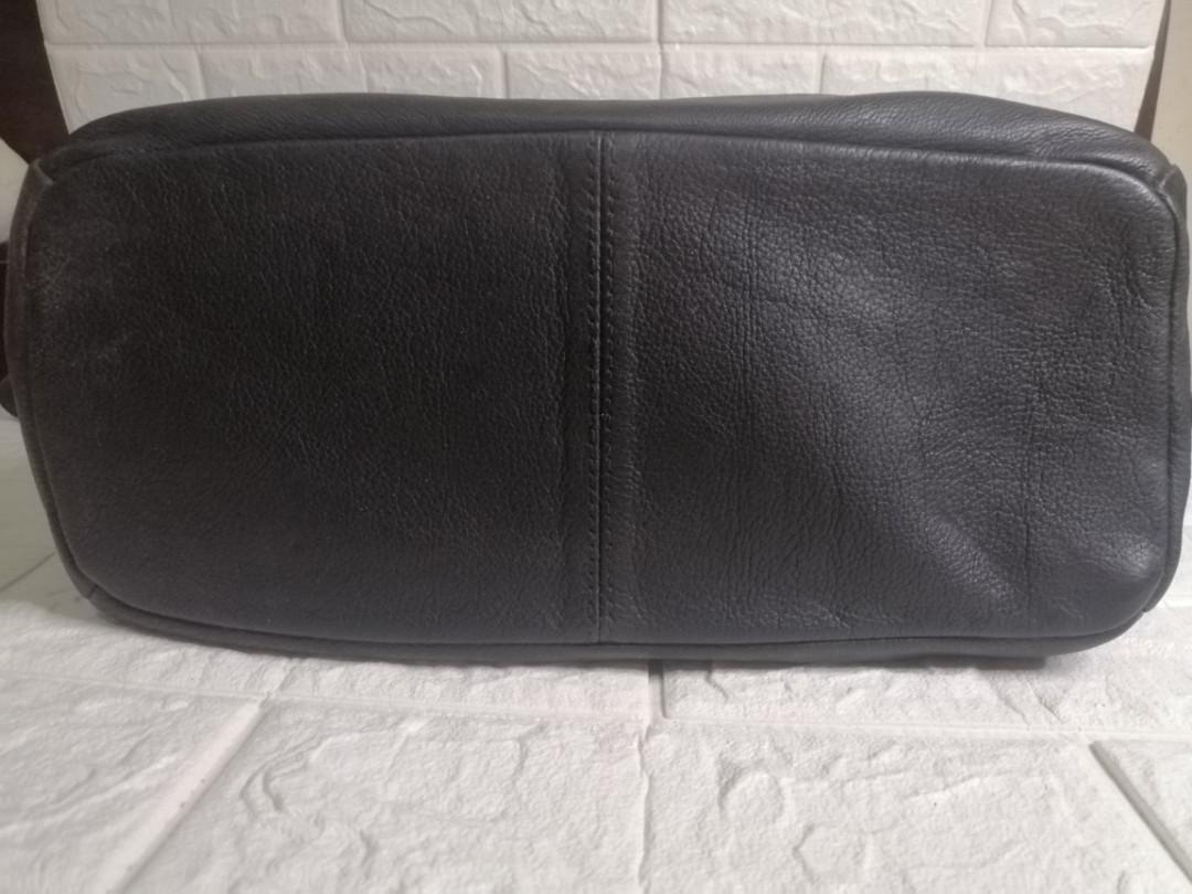 Daad Collezioni Leather Sling Bag, Luxury, Bags & Wallets on Carousell