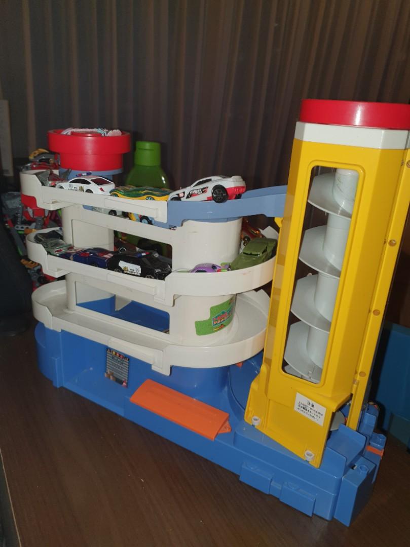 TOMICA car garage carpark park, Hobbies & Toys, Toys & Games on Carousell