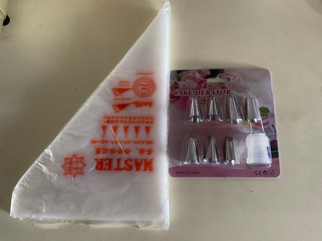 Cake decorator, Furniture & Home Living, Kitchenware & Tableware ...