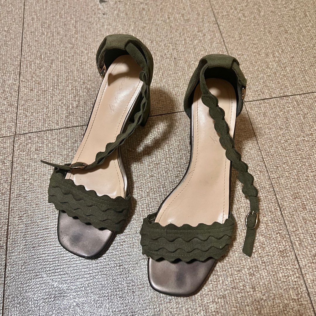 Josiny Block Heels, Women's Fashion, Footwear, Heels on Carousell