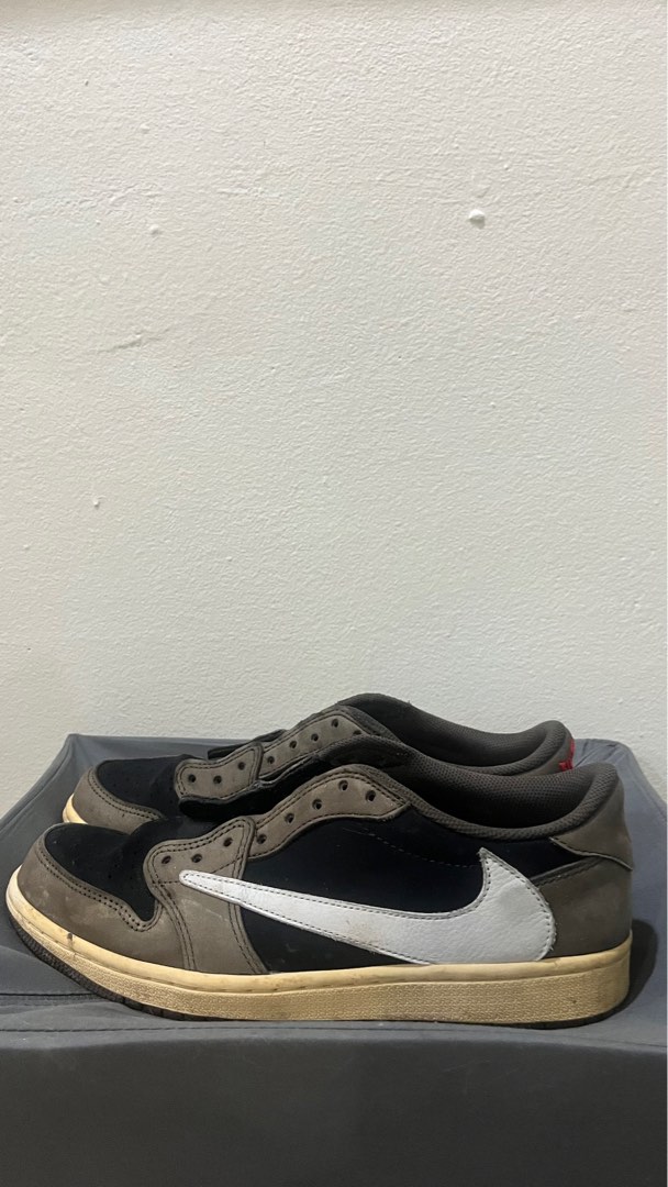 Travis Scott Jordans Low 1, Men's Fashion, Footwear, Sneakers on Carousell