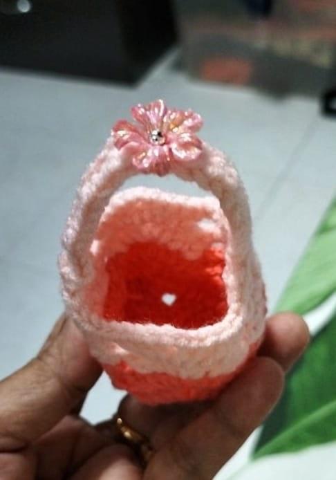 Crochet Pouch Bunga Rampai, Hobbies & Toys, Stationery & Craft ...