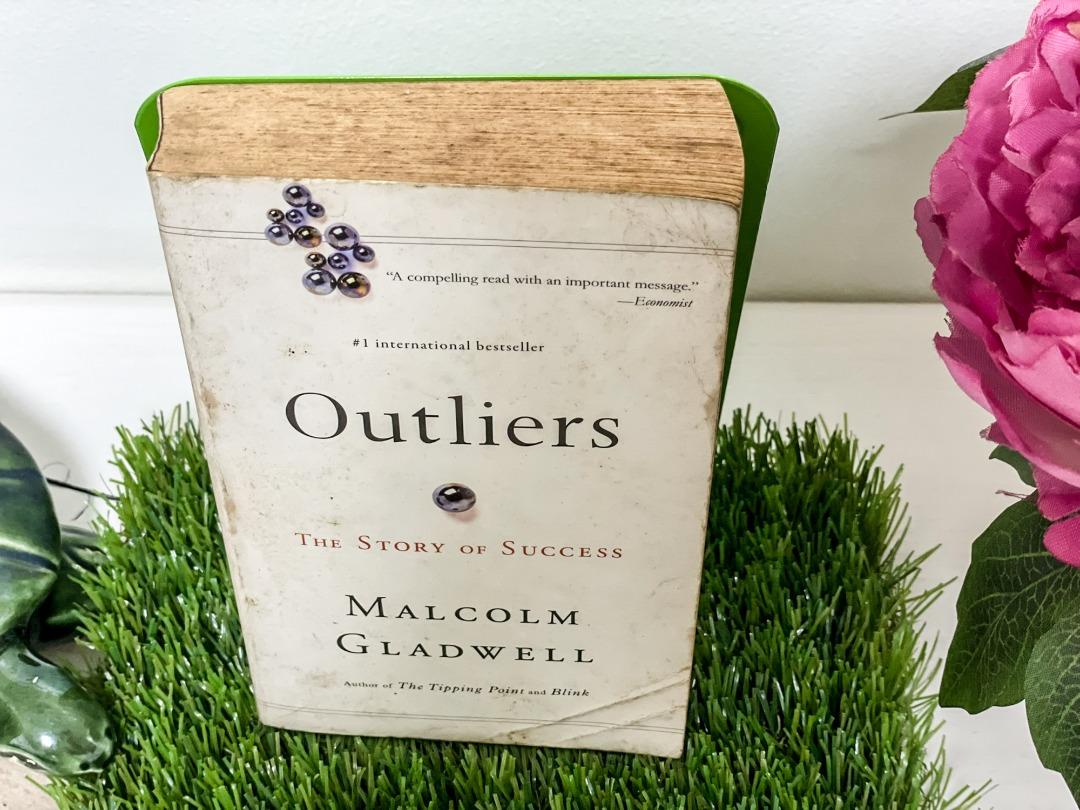 Outliers by Malcolm Gladwell Book For Sale Soft bound book Paper book ...