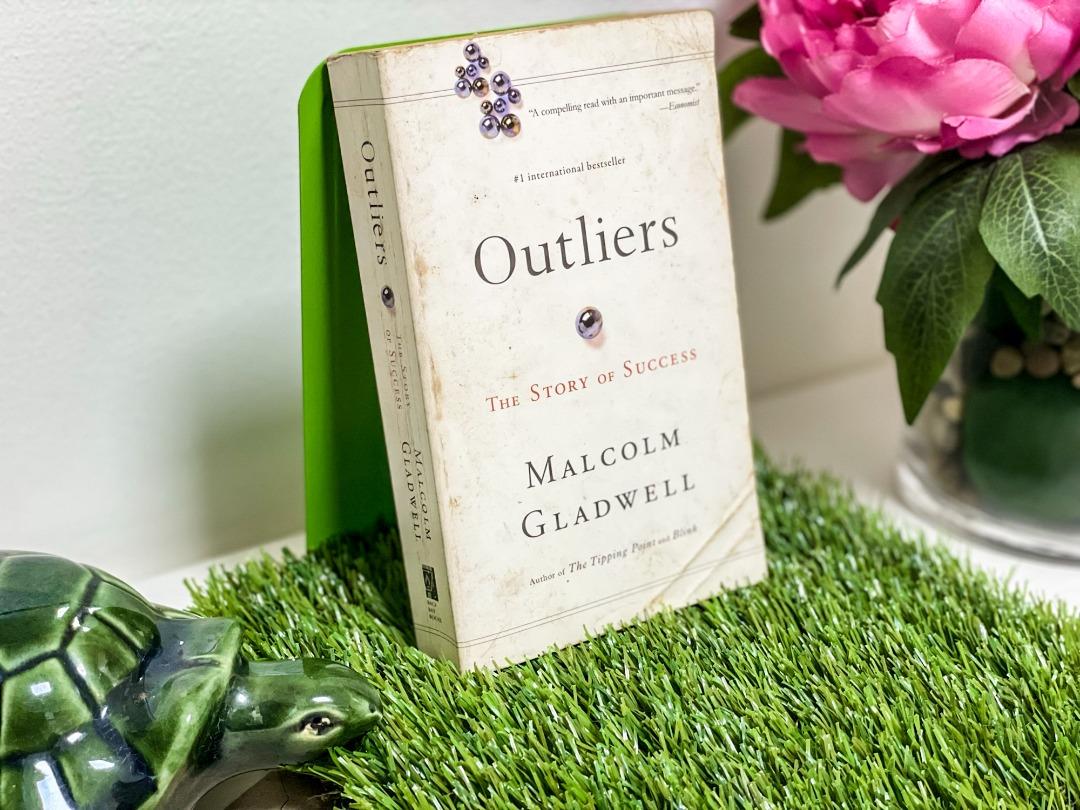 Outliers by Malcolm Gladwell Book For Sale Soft bound book Paper book ...