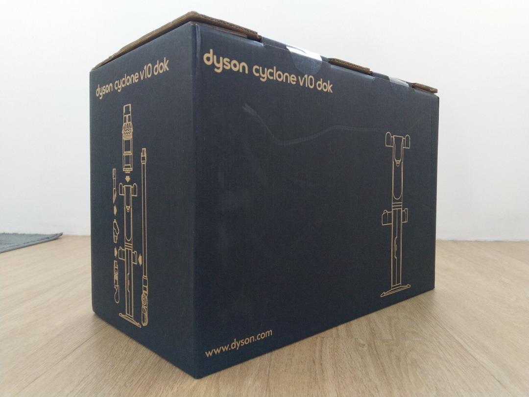 Vacuum + Dock: Dyson V10 Cyclone Fluffy + V10 Dok Set, TV & Home ...