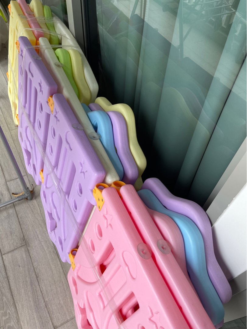 Play area fence / play yard - 16 panels + 2 gates, Babies & Kids ...