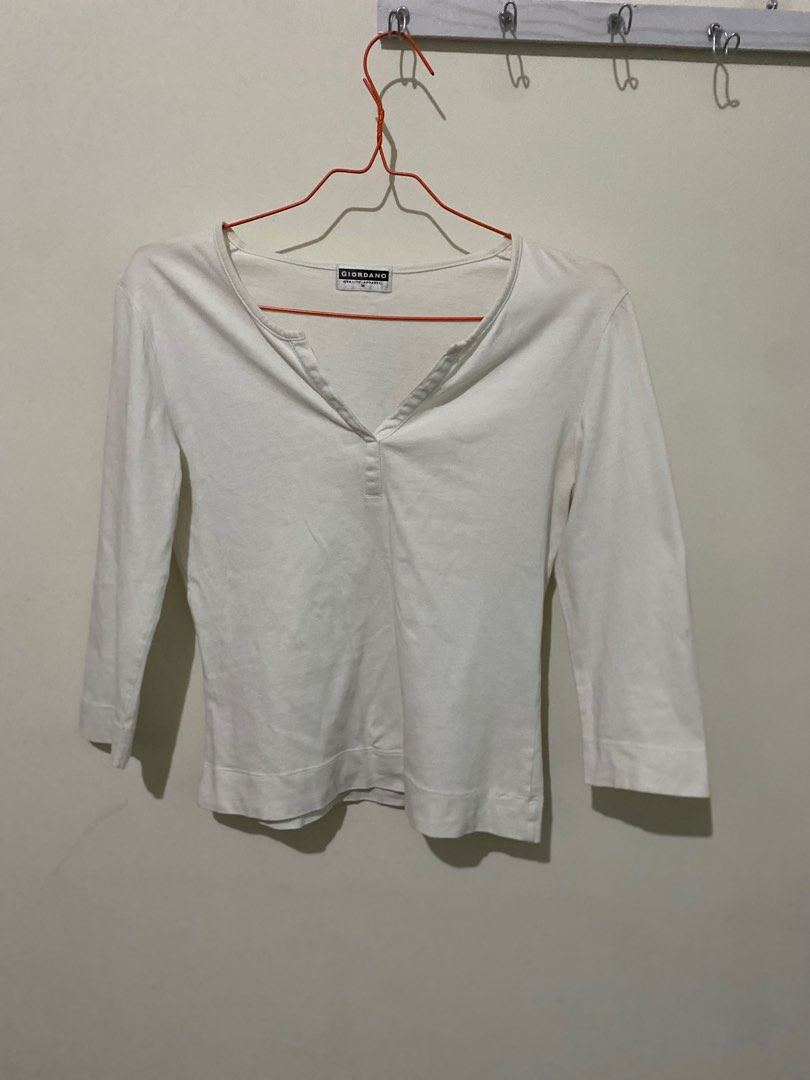 Giordano White Shirt / Baju Putih, Fesyen Wanita, Pakaian Wanita, Atasan di Carousell