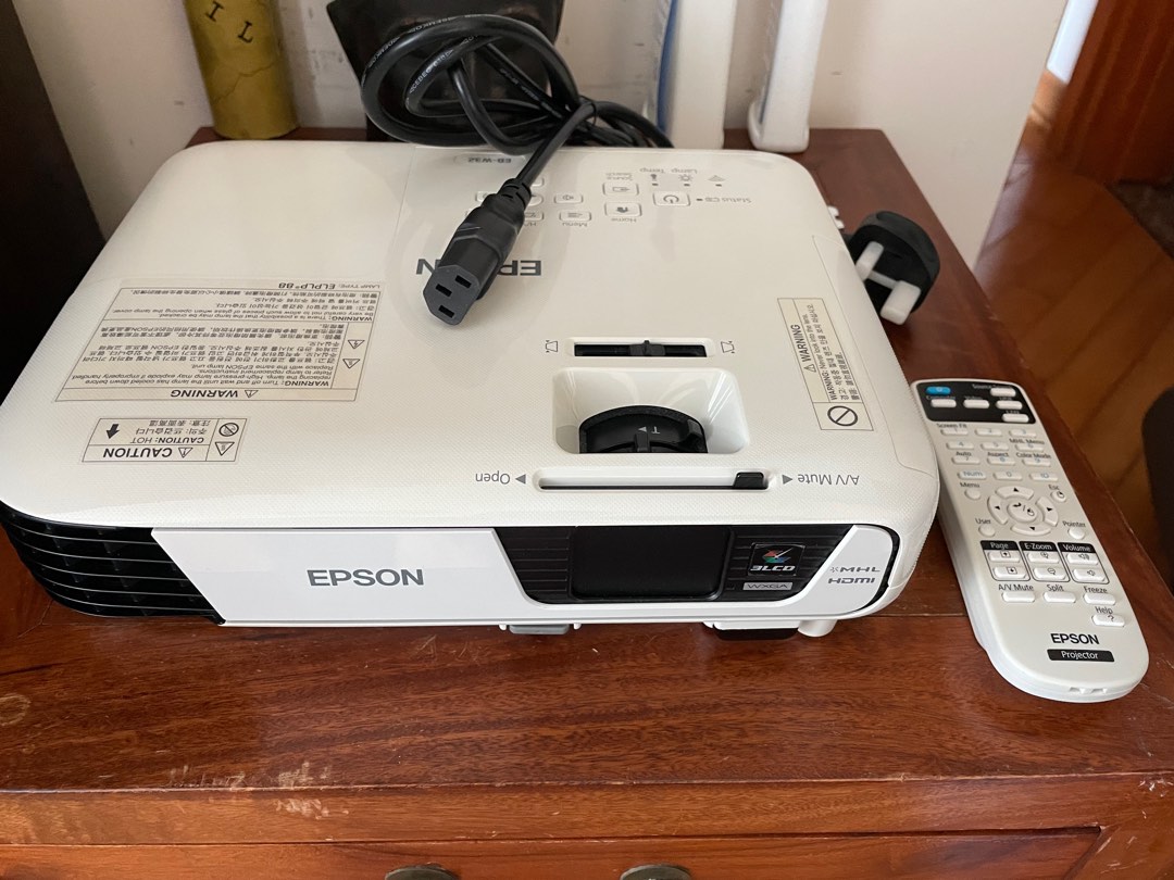 Projector EPSON EB W-32, 家庭電器, 電視 & 其他娛樂, 投影機 - Carousell