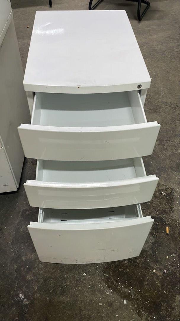 5ft Workstation With Plug Point Partition And Drawer, Furniture & Home ...