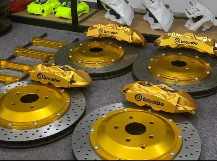 Big Brake kit ...Gt6 Front n rear calipers ...Brembos... 6 pot. Front ...
