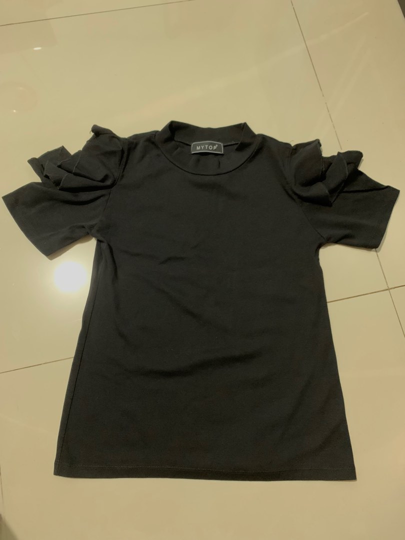 Top hitam, Fesyen Wanita, Pakaian Wanita, Atasan di Carousell