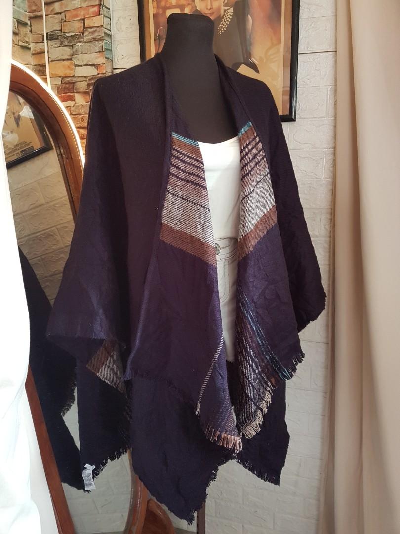 UNIQLO REVERSIBLE PONCHO, Women's Fashion, Coats, Jackets and Outerwear ...