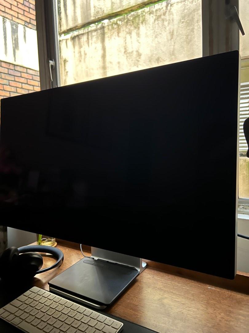 Apple Pro XDR display with Pro Stand, Computers & Tech, Parts ...
