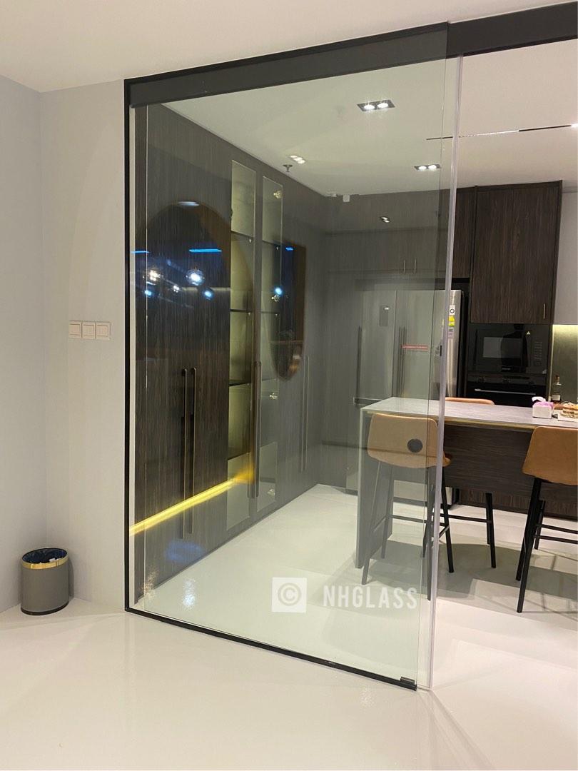 Glass doors / glass partitions / glass room / pet room / cat house ...