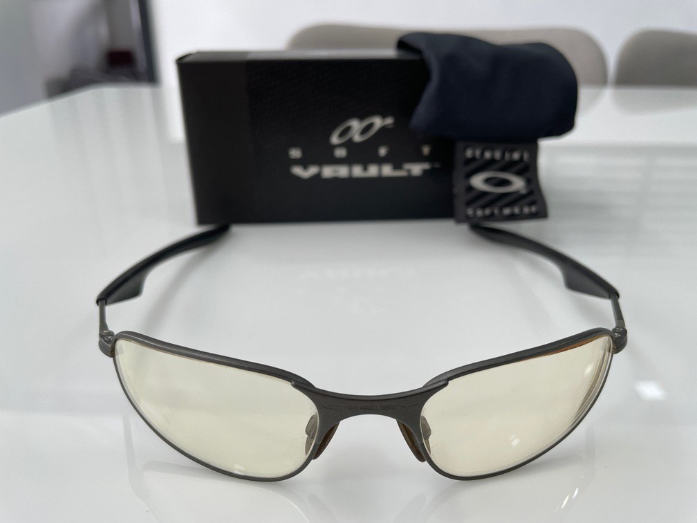 Oakley Soft Vault, Men's Fashion, Watches & Accessories, Sunglasses ...