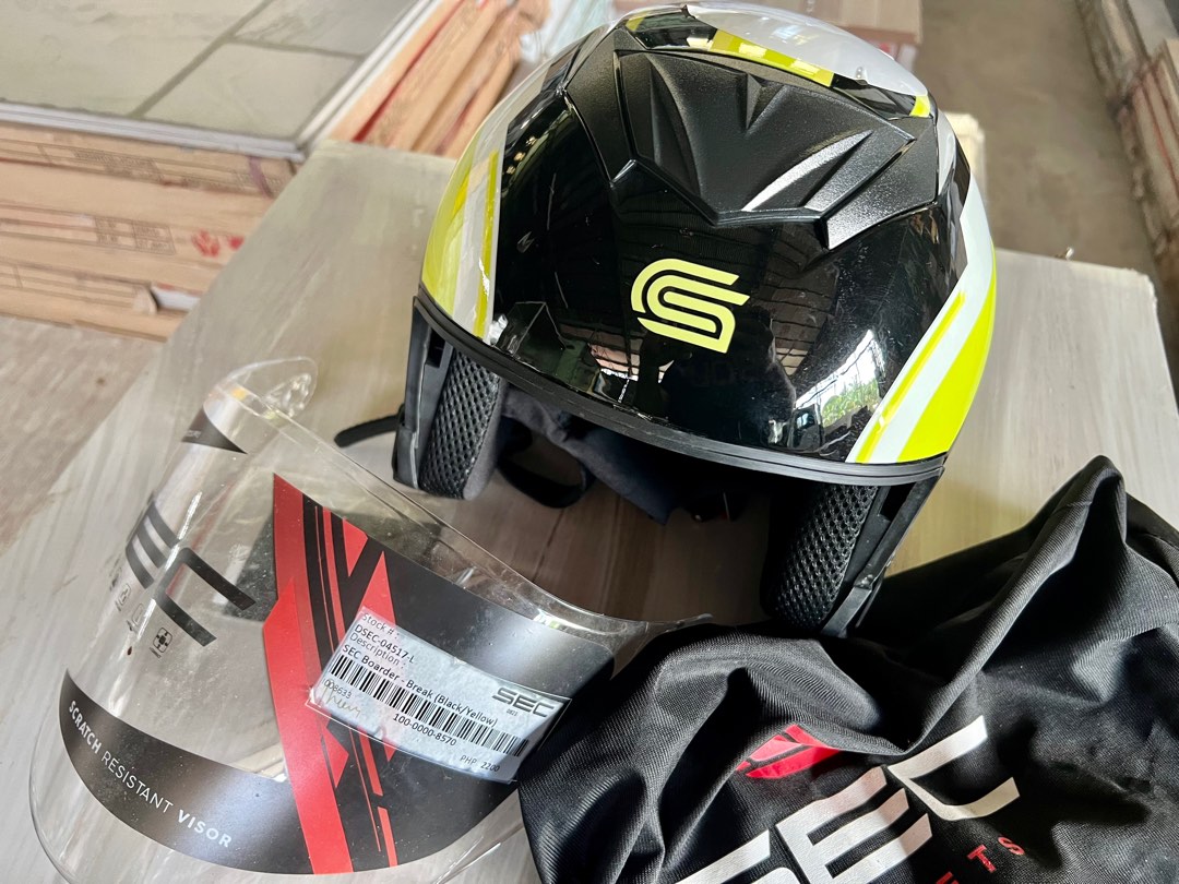 Sec Border break Helmet Large, Motorbikes, Motorbike Parts ...