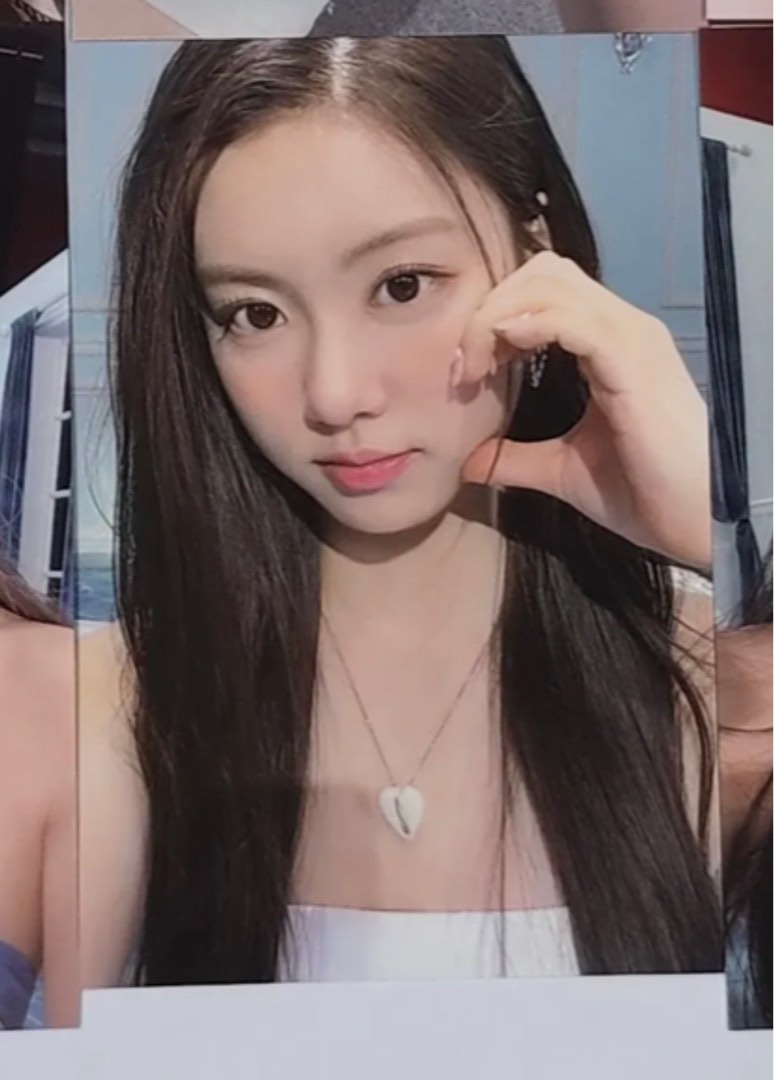 [wtb/lfs] lesserafim garam showcase pc, Hobbies & Toys, Memorabilia ...