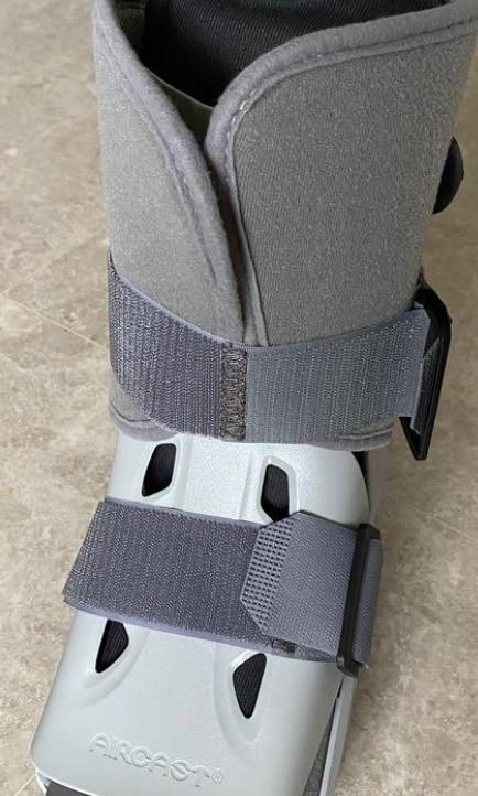 Aircast offload airboots (size M), Health & Nutrition, Medical Supplies ...