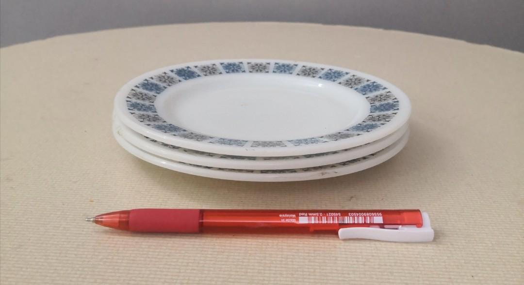 Pyrex Chelsea cake plate 3, Furniture & Home Living, Kitchenware ...