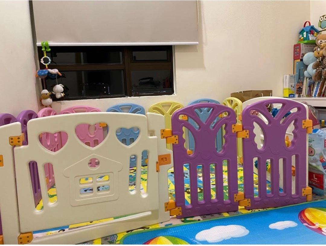 Coby fence 10 + activity board + safety door, Babies & Kids, Baby ...