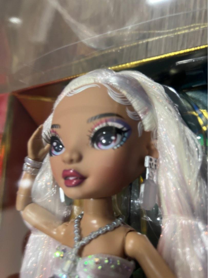 Limited Edition Rainbow High Roxie Grand Holiday Edition, Hobbies ...