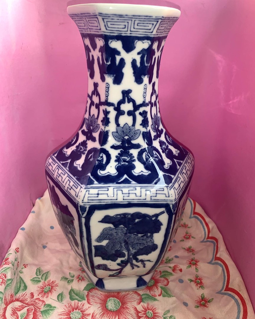 Vas Bunga Biru putih, Antik, Pajangan di Carousell