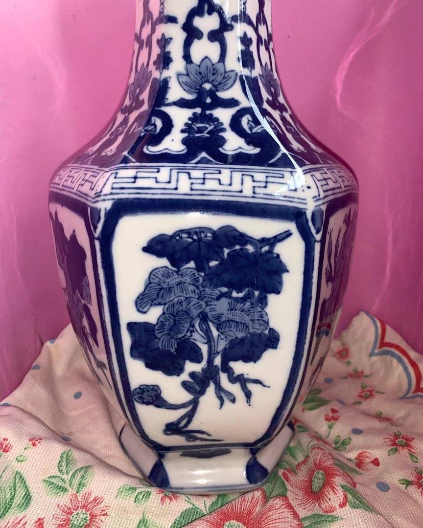 Vas Bunga Biru putih, Antik, Pajangan di Carousell