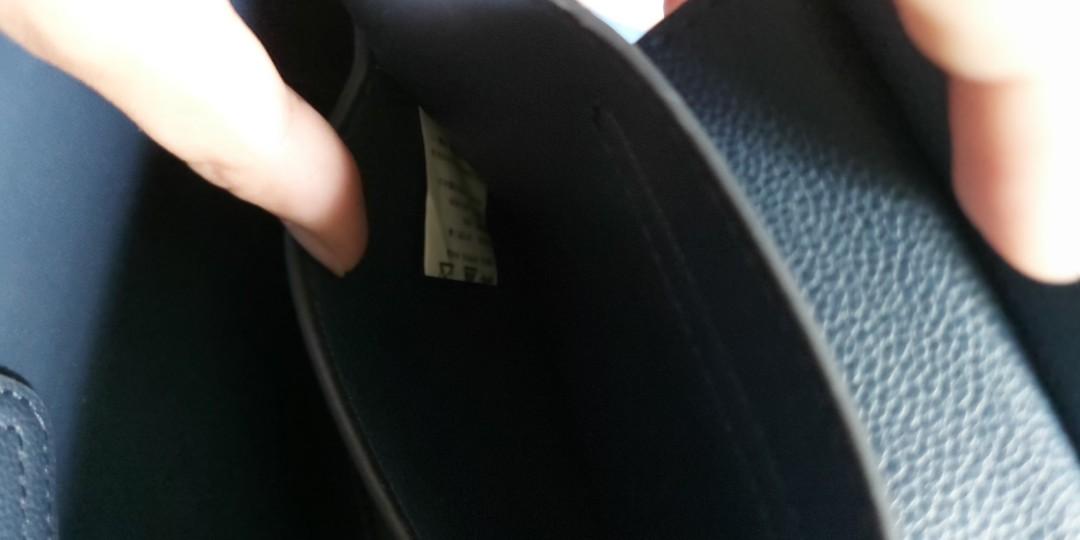 Vincis bench, Women's Fashion, Bags & Wallets, Cross-body Bags on Carousell