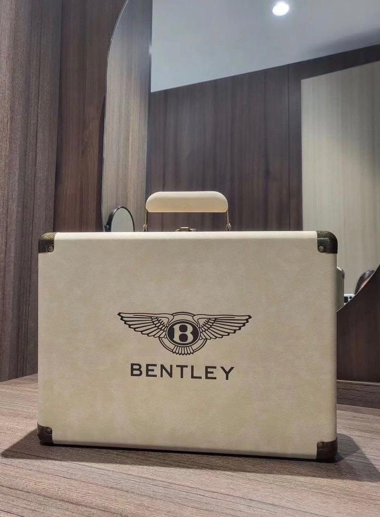 Vintage Bentley Vinyl Player (Turntable), Hobbies & Toys, Music & Media ...