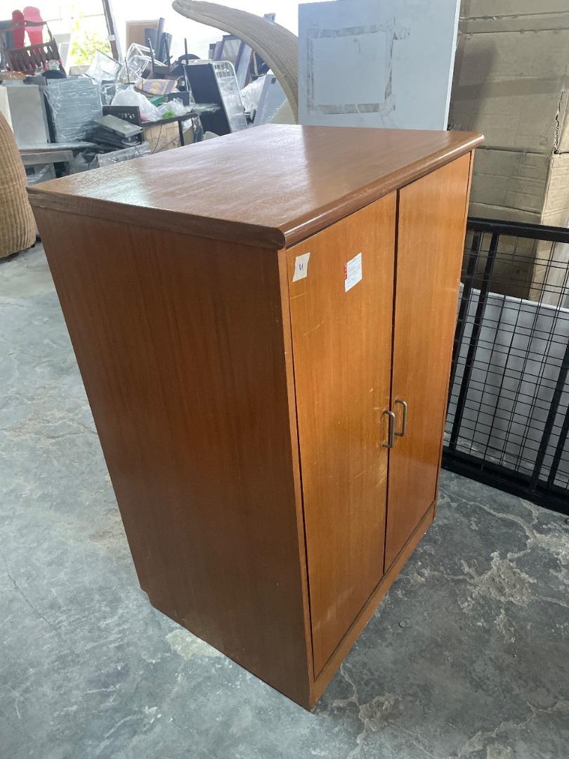 Wooden 2-Door Wardrobe with Wheels / Almari Pakaian 2 Pintu Kayu dengan ...