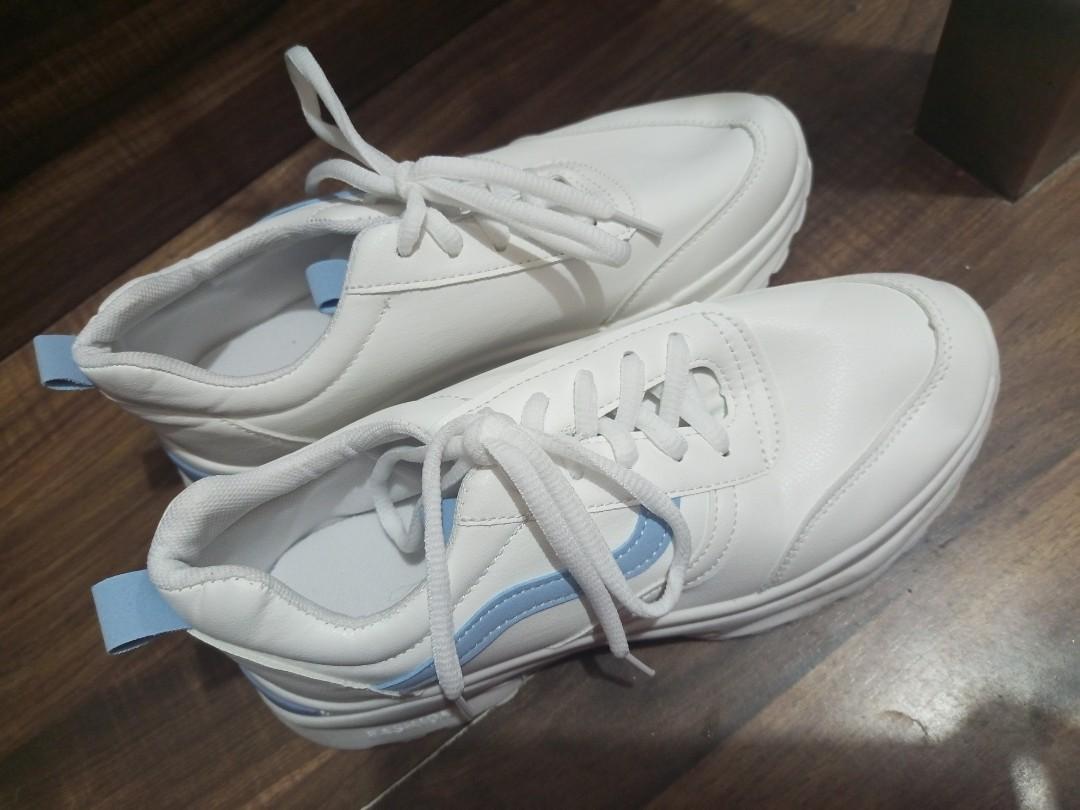 Korean women rubber shoes, Women's Fashion, Footwear, Sneakers on Carousell