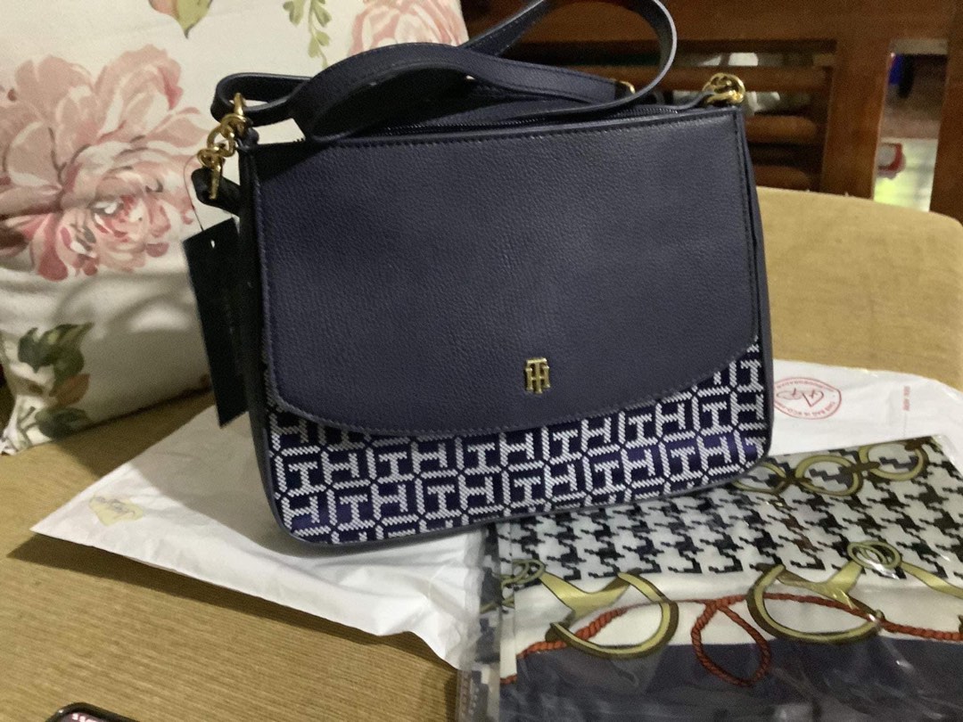 Tommy hilfiger 2 wag bag, Luxury, Bags & Wallets on Carousell