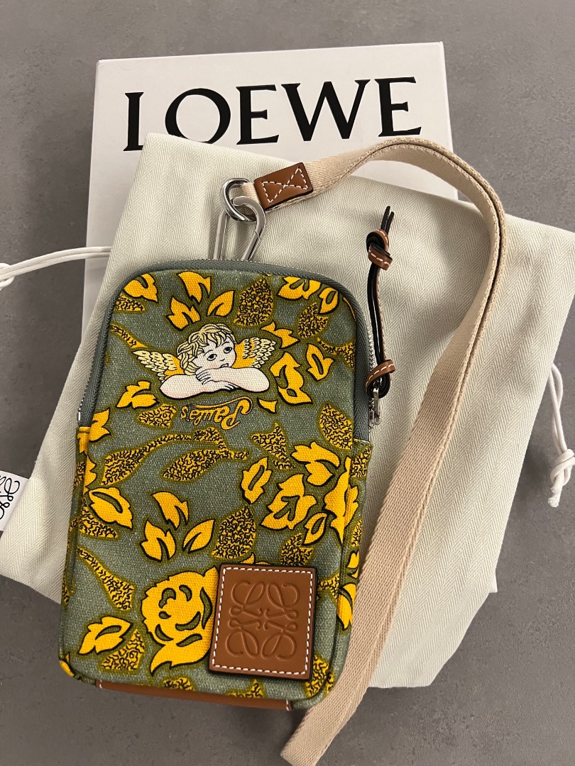 Loewe Paula case special edition ／ 特別版袋, 名牌, 手袋及銀包 - Carousell