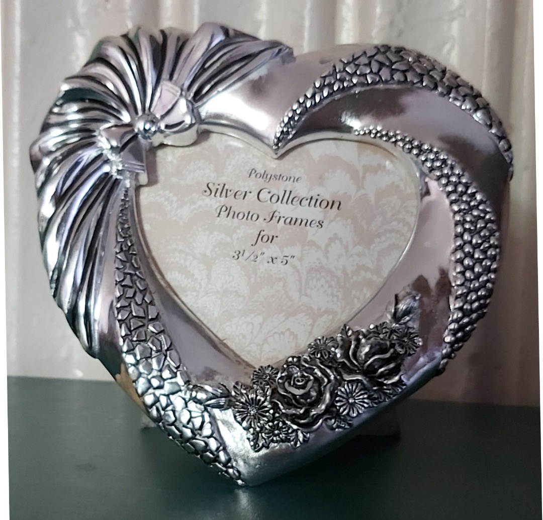 PICTURE FRAME POLYSTONE SILVER COLLECTION HEARTSHAPE H=5.8 W= 5.5 ...